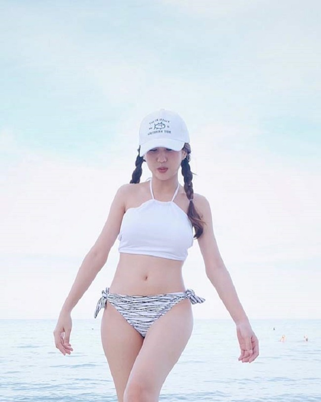 4 Hot Sexy Mookda Narinrak Bikini Pics