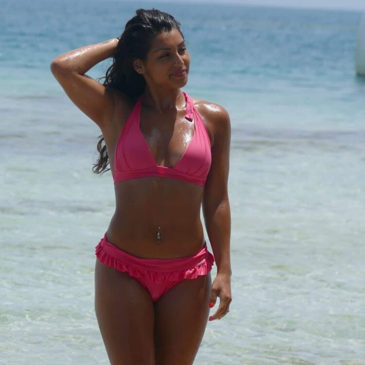 7 Hot Sexy Naela Bikini Pics