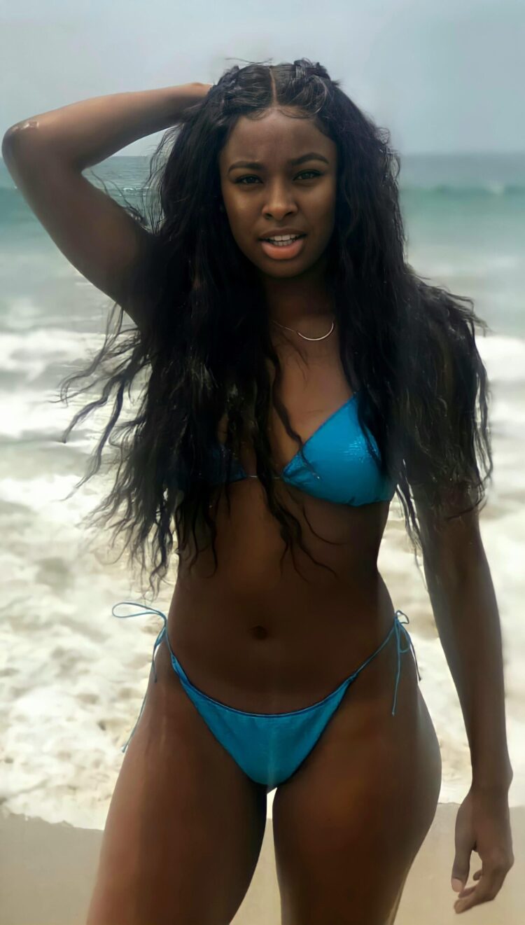 7 Hot Sexy Natalie Jones Bikini Pics