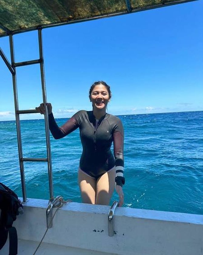 10 Hot Sexy Naysilla Mirdad Bikini Pics