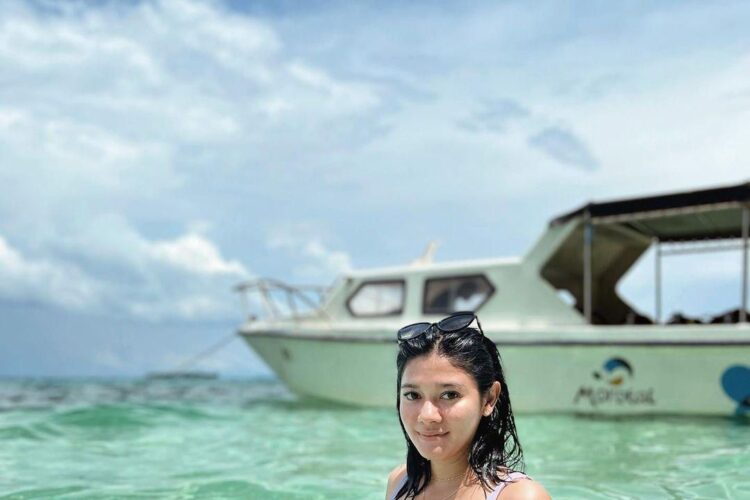 10 Hot Sexy Naysilla Mirdad Bikini Pics