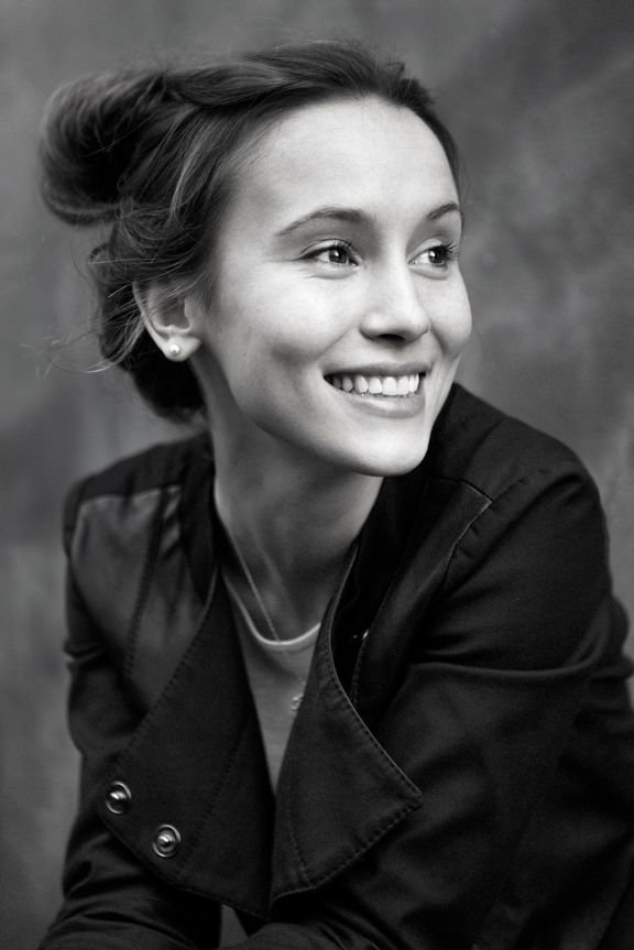 9 Hot Sexy Peri Baumeister Bikini Pics