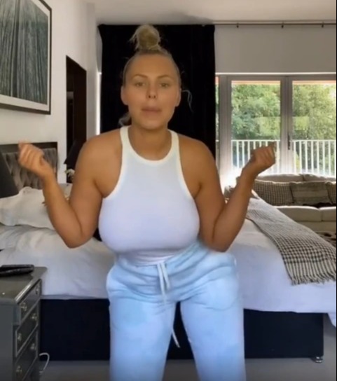 5 Hot Sexy Polly Marchant Bikini Pics