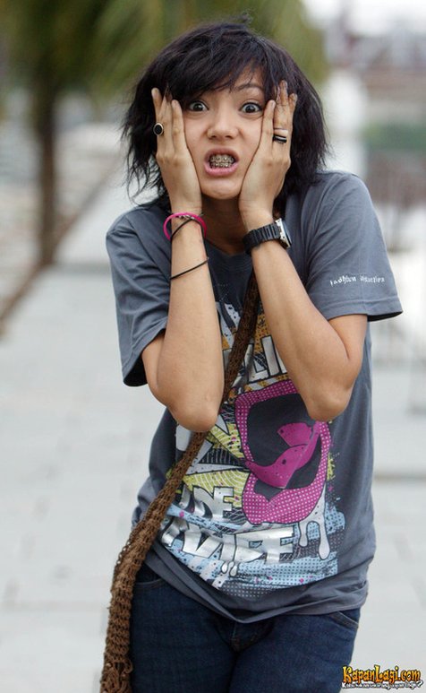 8 Hot Sexy Poppy Sovia Bikini Pics