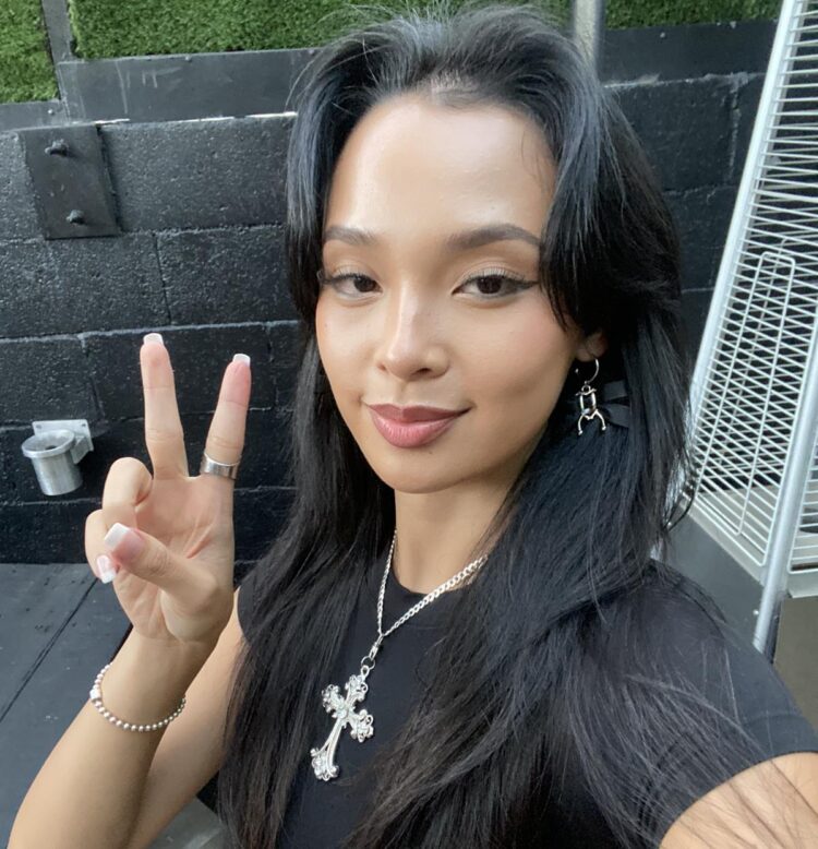 3 Hot Sexy Queenie Mae Bikini Pics