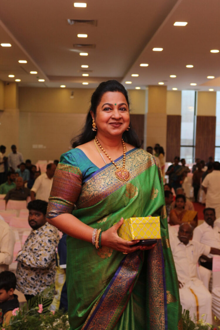 8 Hot Sexy Raadhika Sarathkumar Bikini Pics