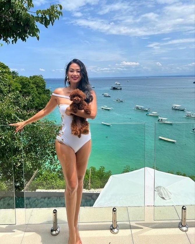 6 Hot Sexy Ranie Dwi Karlina Bikini Pics
