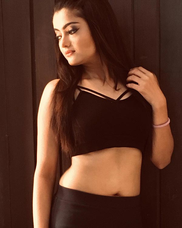 7 Hot Sexy Rashmi Gupta Bikini Pics