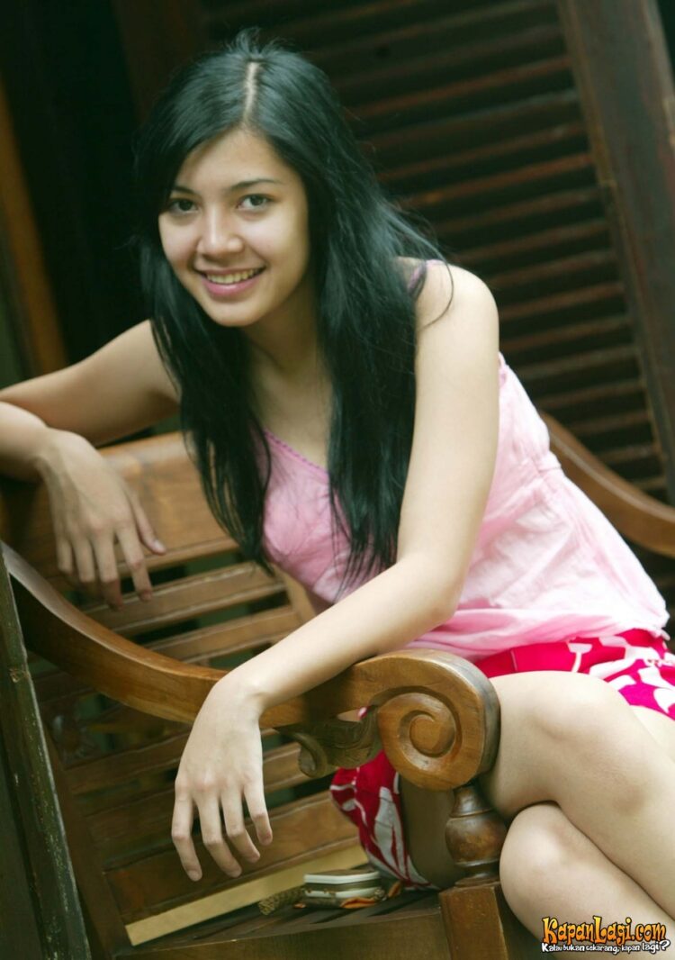 9 Hot Sexy Ratna Galih Bikini Pics