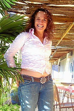 9 Hot Sexy Rena Owen Bikini Pics