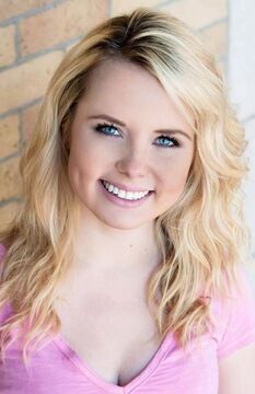 8 Hot Sexy Rhianna DeVries Bikini Pics