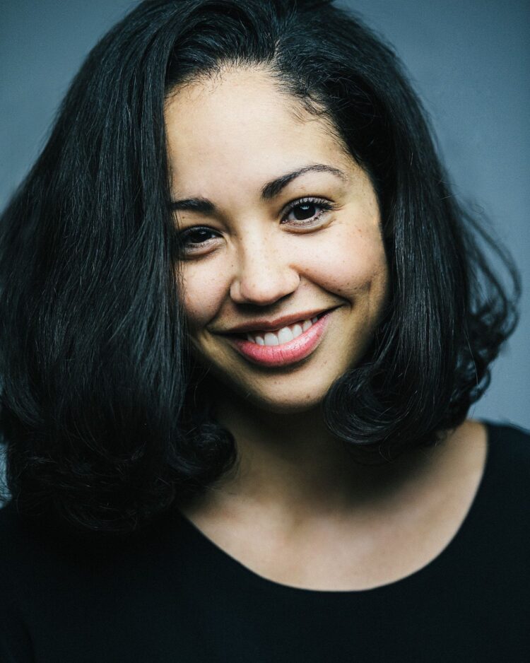 8 Hot Sexy Riann Steele Bikini Pics