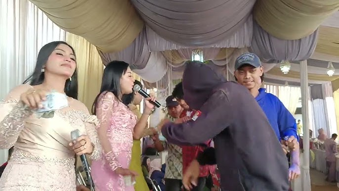 5 Hot Sexy Rika Rafika Bikini Pics