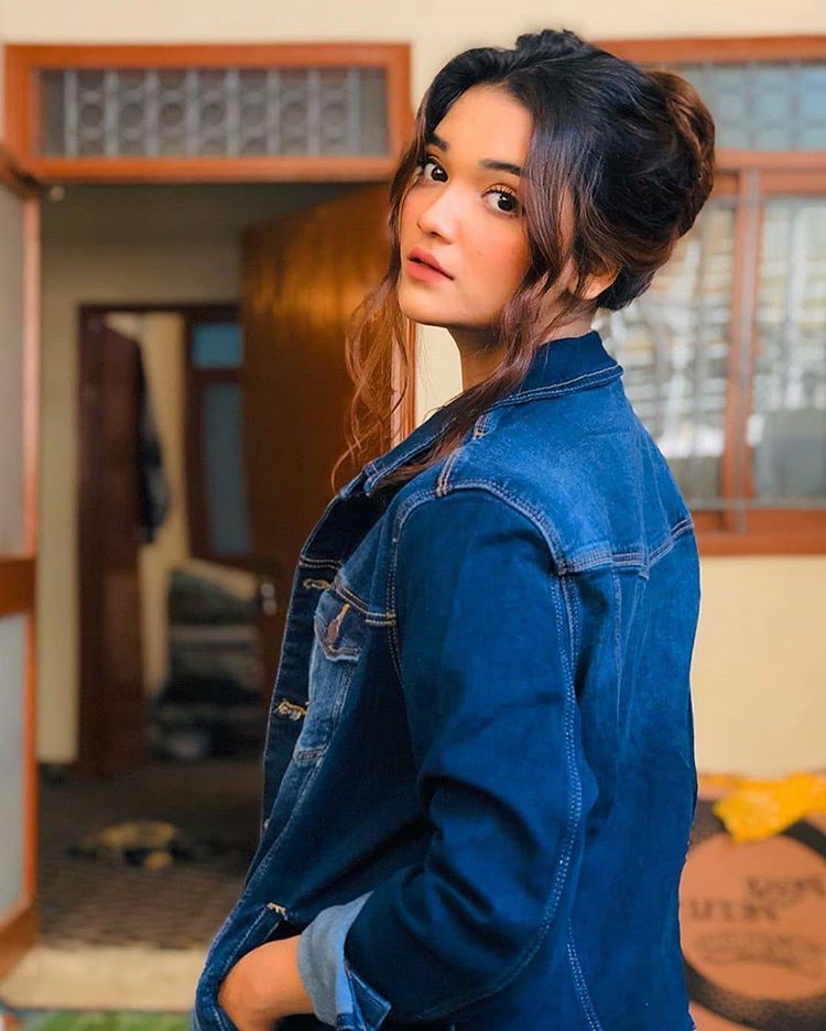 6 Hot Sexy Romaisa Khan Bikini Pics