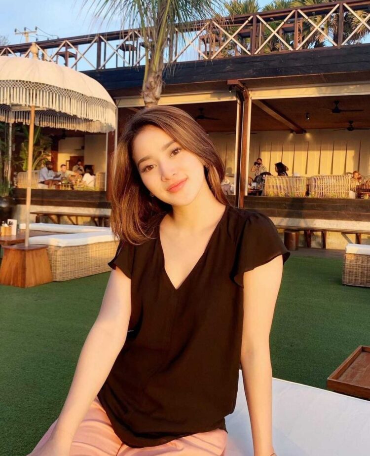 10 Hot Sexy Rosiana Dewi Bikini Pics