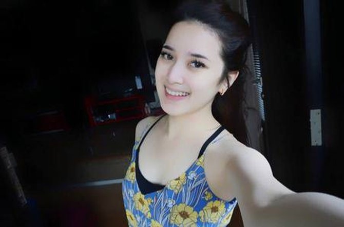 10 Hot Sexy Rosiana Dewi Bikini Pics