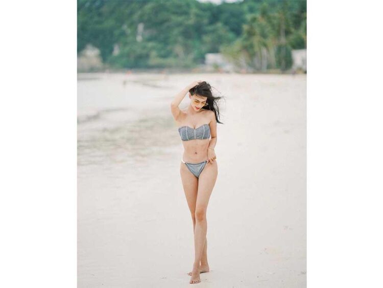 7 Hot Sexy Roxie Smith Bikini Pics