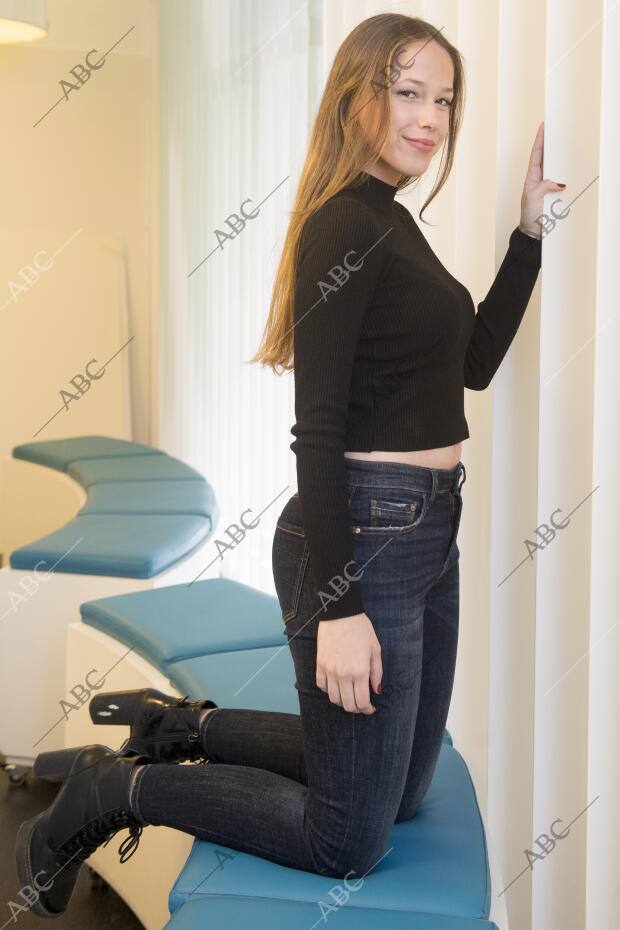 9 Hot Sexy Ruth Bosser Capell Bikini Pics