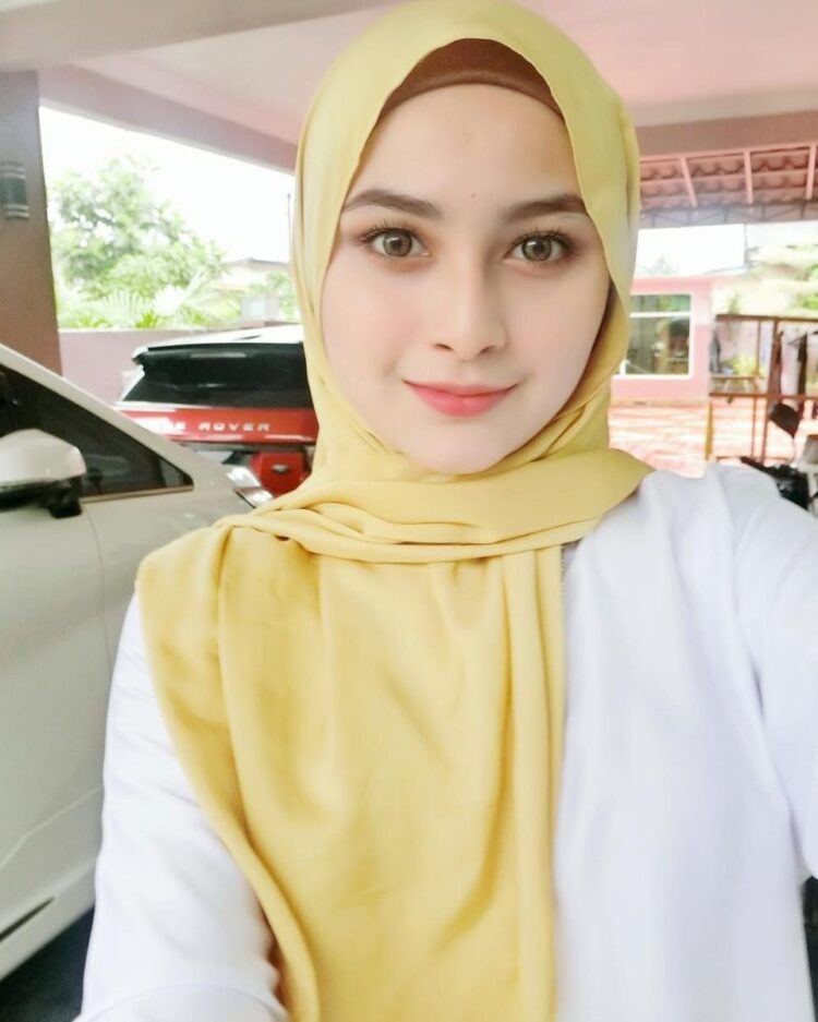 8 Hot Sexy Saffa Fayusof Bikini Pics