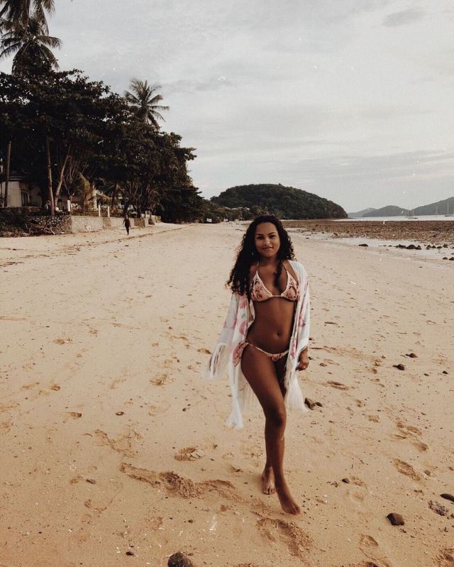 9 Hot Sexy Saffron Hocking Bikini Pics