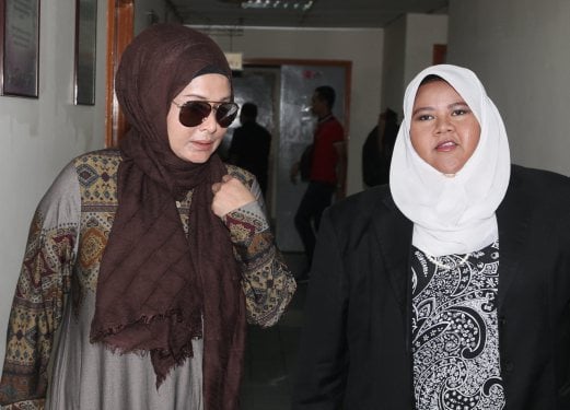 10 Hot Sexy Salina lydiawati Zaimon Bikini Pics