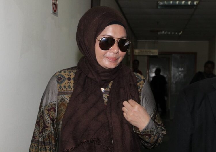 10 Hot Sexy Salina lydiawati Zaimon Bikini Pics