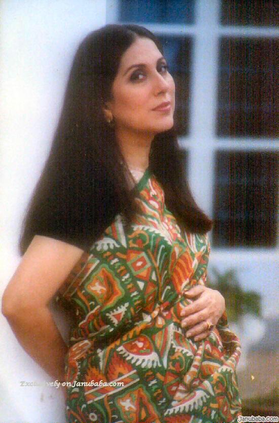 8 Hot Sexy Samina Peerzada Bikini Pics