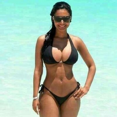 5 Hot Sexy Sandra Gomez Bikini Pics