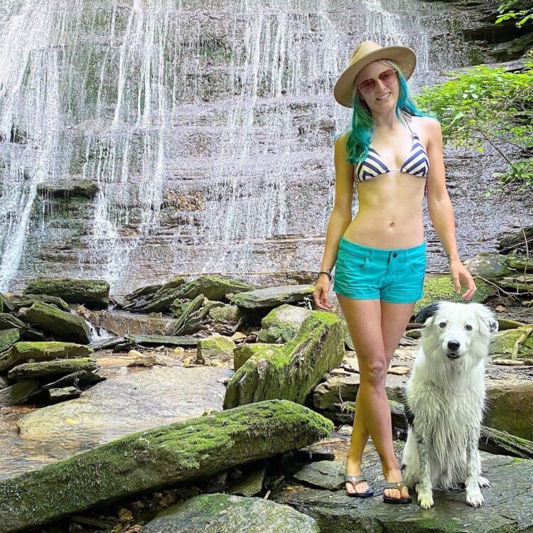 6 Hot Sexy Sara Carson Bikini Pics