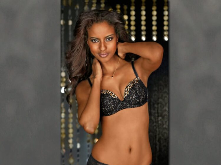 9 Hot Sexy Sara Nuru Bikini Pics