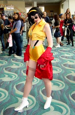 9 Hot Sexy Sarah Beattie Bikini Pics