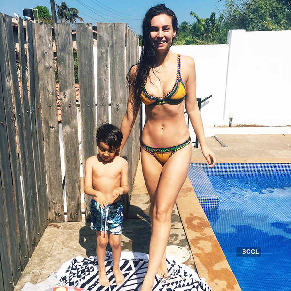 9 Hot Sexy Sarah Todd Bikini Pics