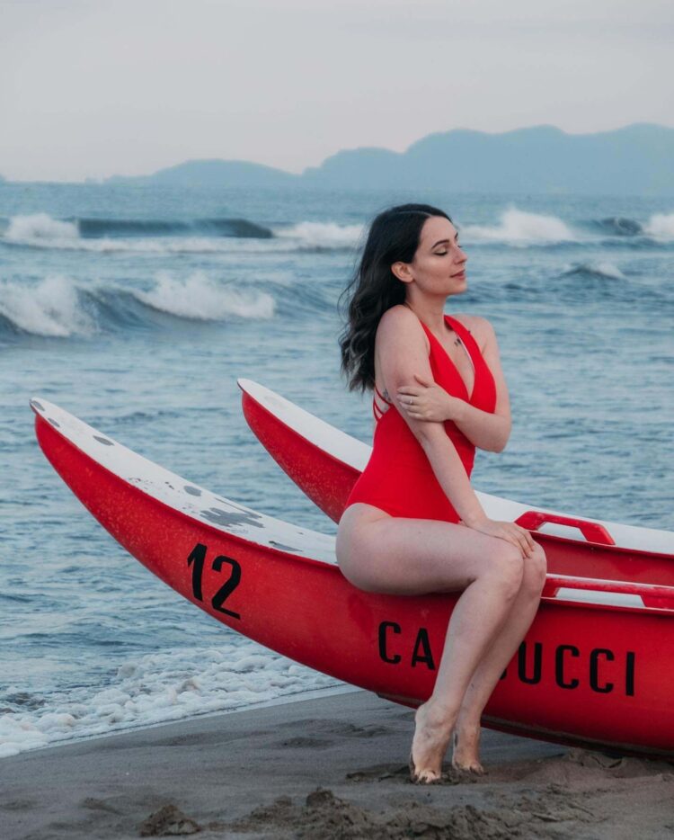 6 Hot Sexy Shanti Winiger Bikini Pics