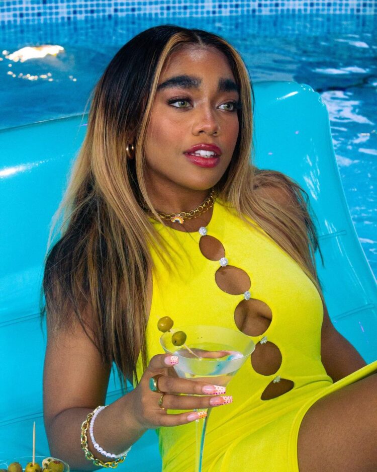 3 Hot Sexy shanwillsss Bikini Pics