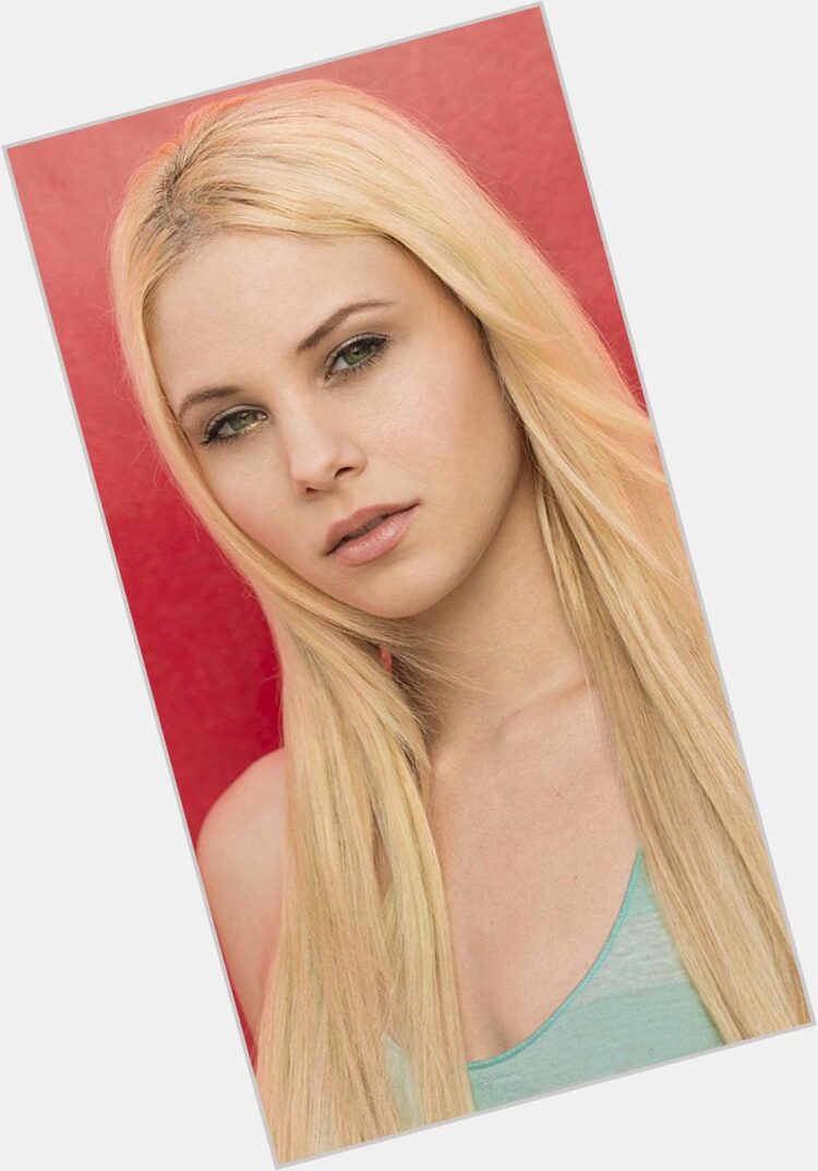 8 Hot Sexy Shayla Beesley Bikini Pics