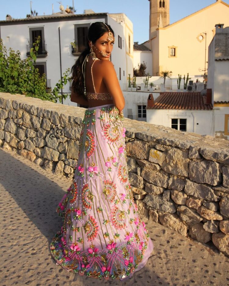 9 Hot Sexy Shayoon Mendeluk Bikini Pics