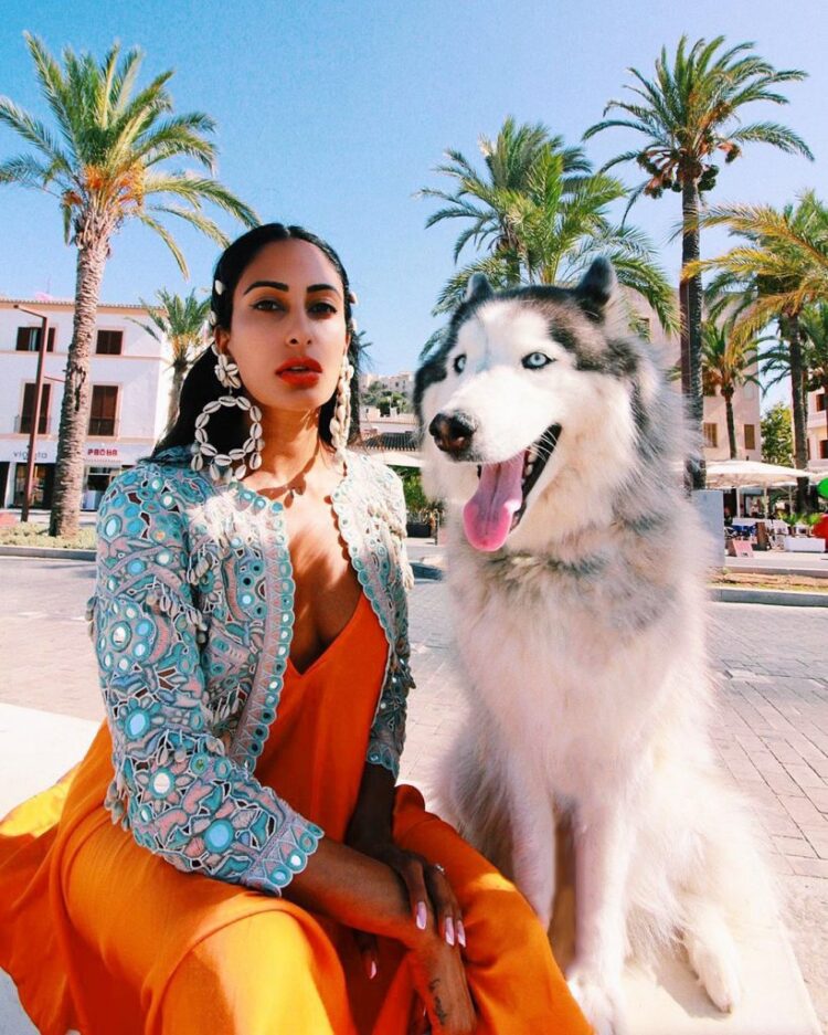 9 Hot Sexy Shayoon Mendeluk Bikini Pics