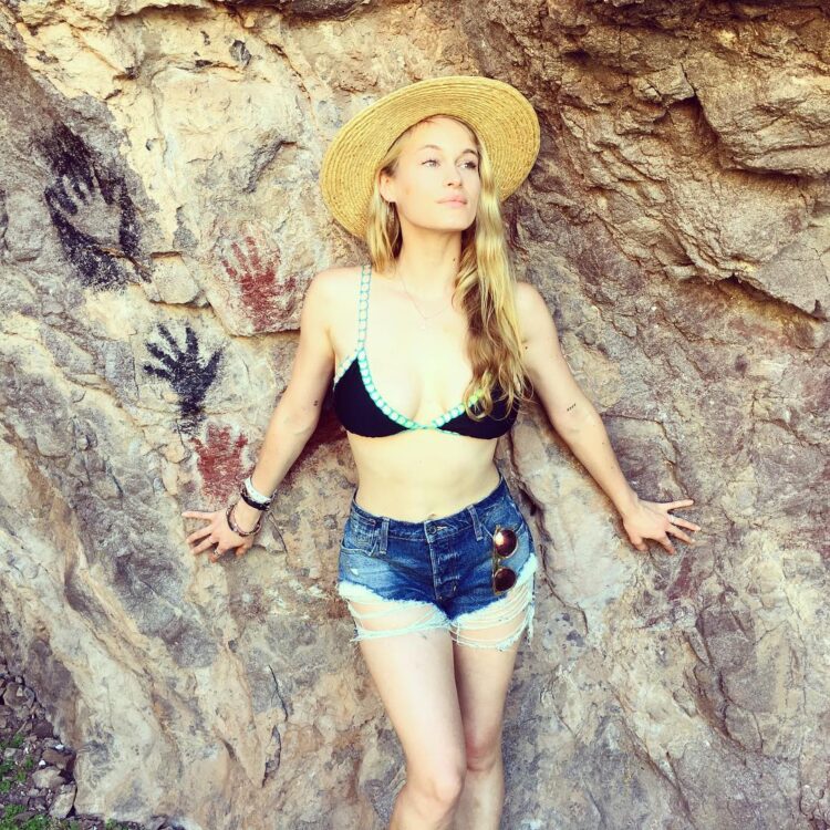 6 Hot Sexy Shoshana Bush Bikini Pics