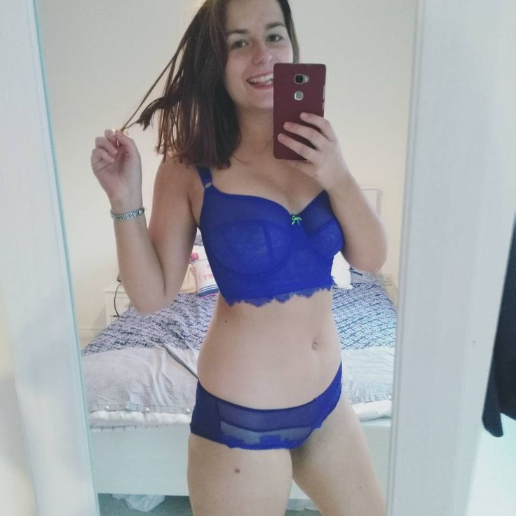 9 Hot Sexy Sian Thomas Bikini Pics