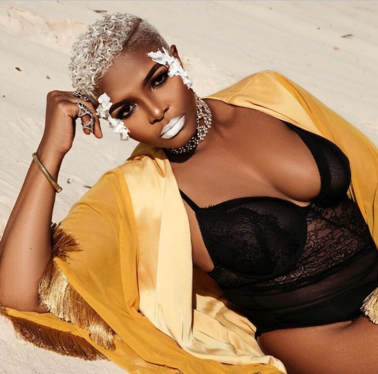 3 Hot Sexy Simphiwe Dana Bikini Pics