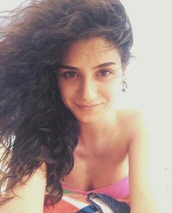 4 Hot Sexy Sitare Akbas Bikini Pics