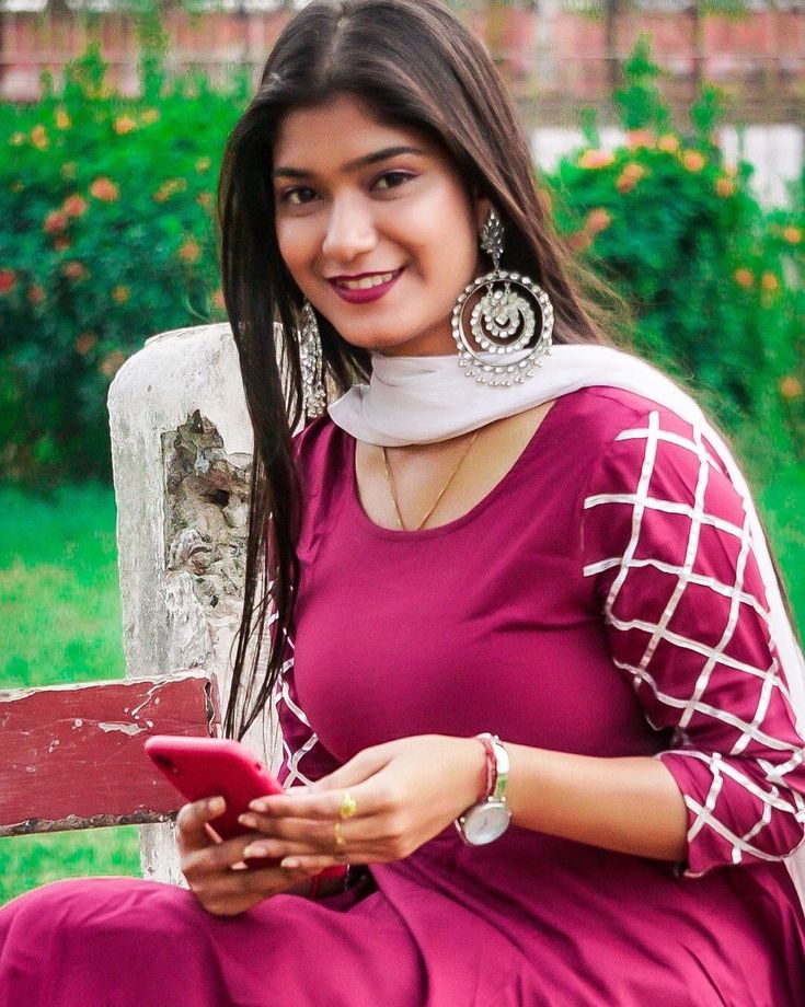 4 Hot Sexy Somalin Parida Bikini Pics