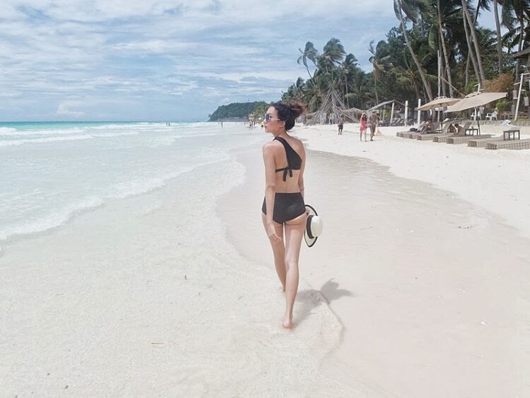 8 Hot Sexy Sophia Chong Bikini Pics