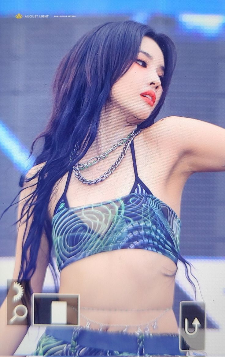 4 Hot Sexy Soyeon Bikini Pics