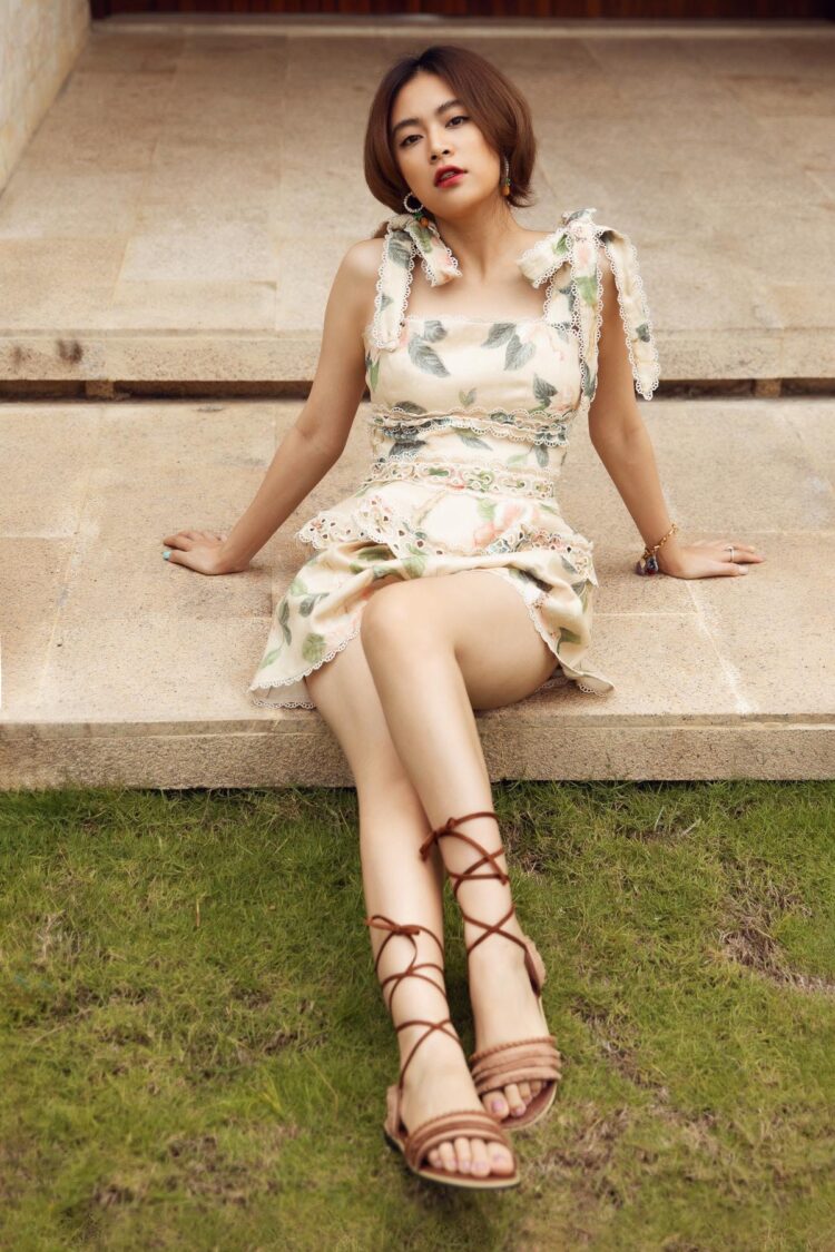 Hoang Thuy Linh Feet