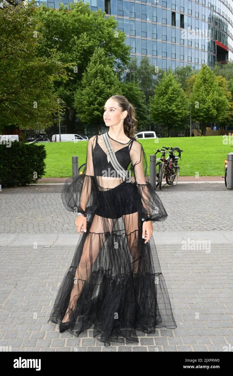 Laura Marie Soons Feet