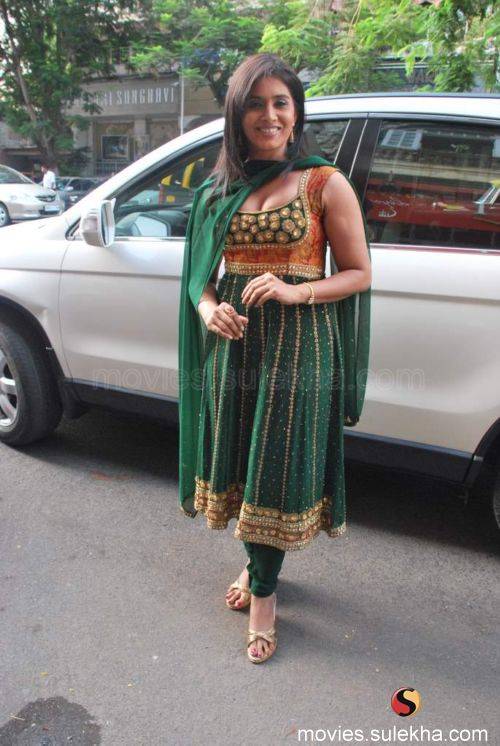 Sonali Kulkarni Feet