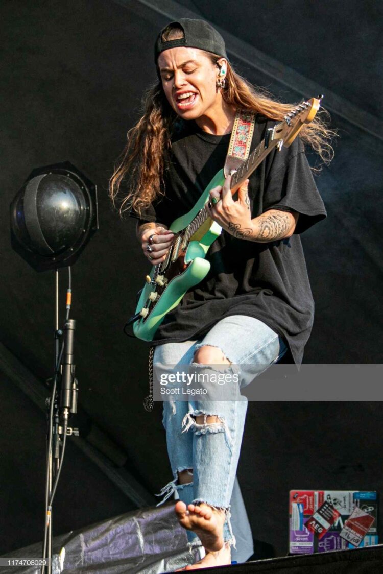 Tash Sultana Feet