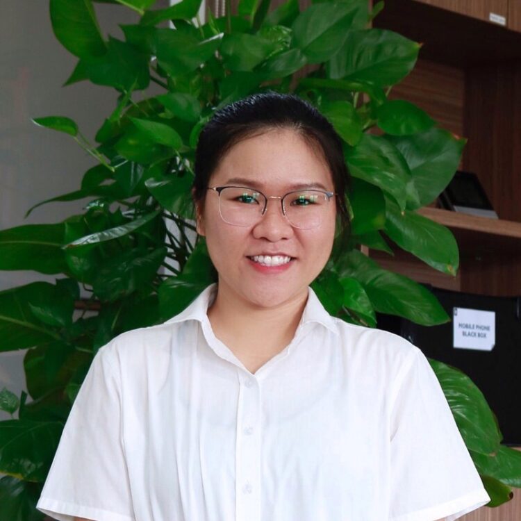 Tran Thi Hoai Linh Feet